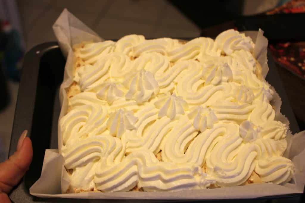 Prajitura cu crema de cafea si frisca - LauraSweets.ro