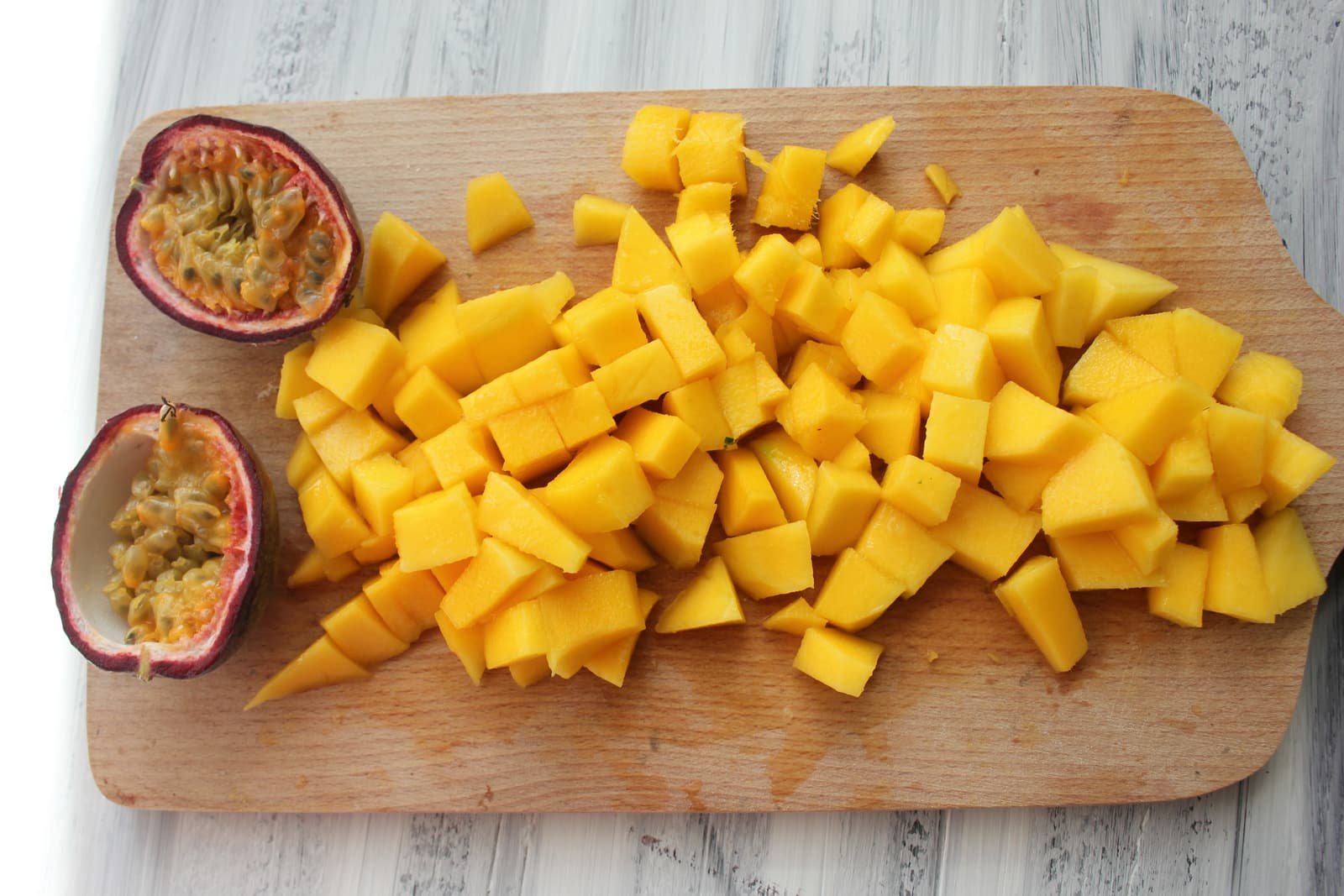 Tort cu mango, nuca de cocos si fructul pasiunii - LauraSweets.ro
