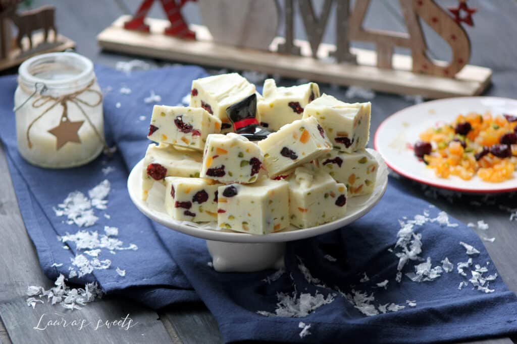 Ciocolata alba de casa, cu fistic si merisoare - LauraSweets.ro