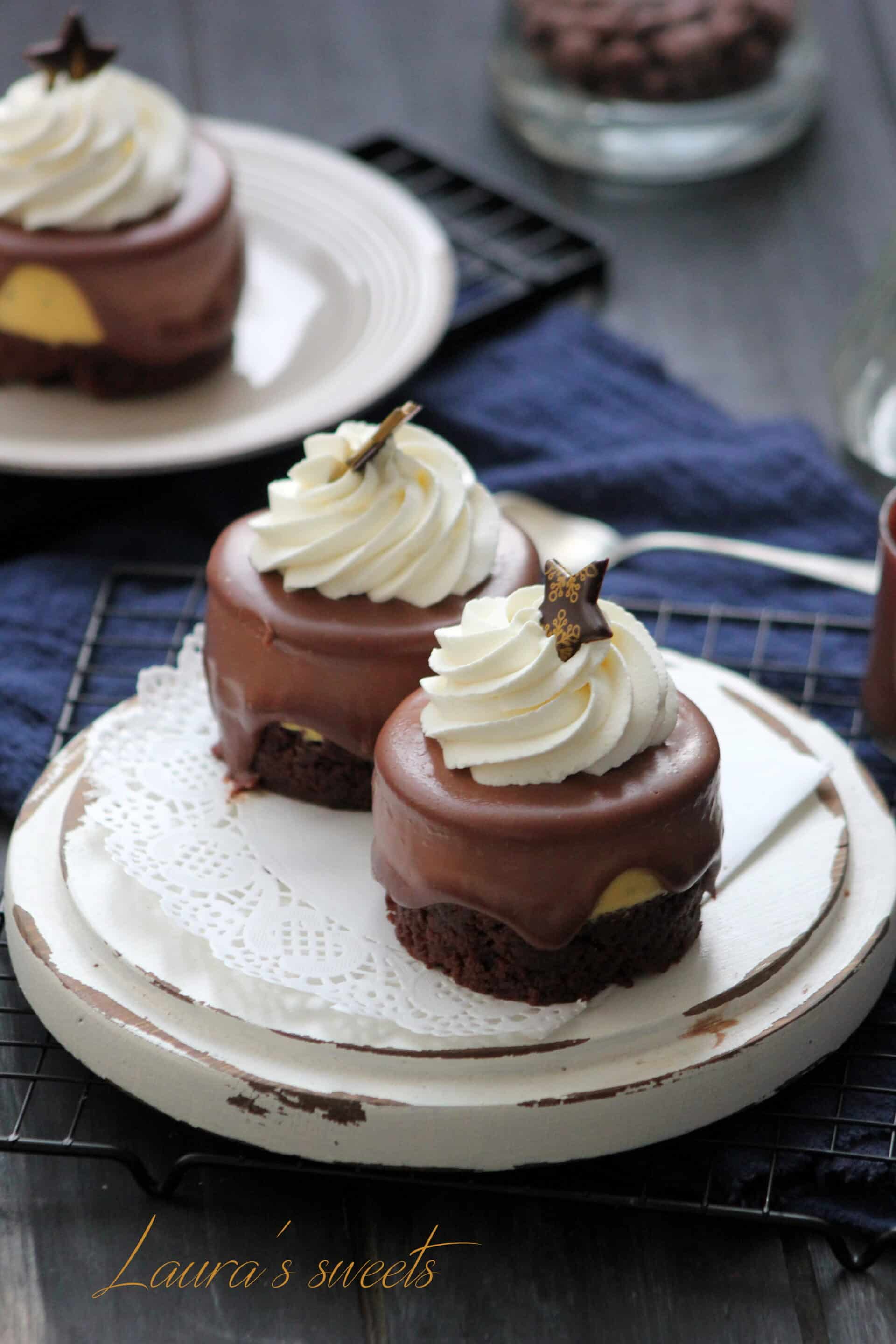 Desert cu mango, fructul pasiunii si ciocolata - LauraSweets.ro