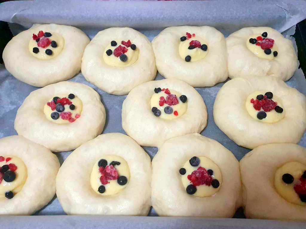Placintele cu crema de vanilie si fructe - LauraSweets.ro