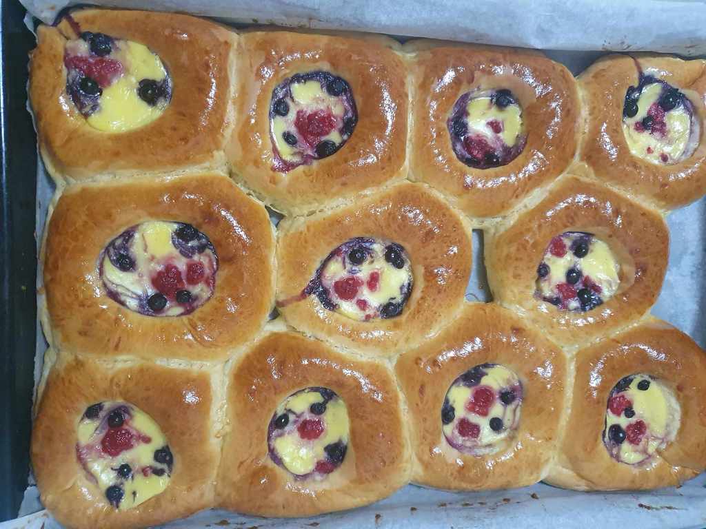Placintele cu crema de vanilie si fructe - LauraSweets.ro