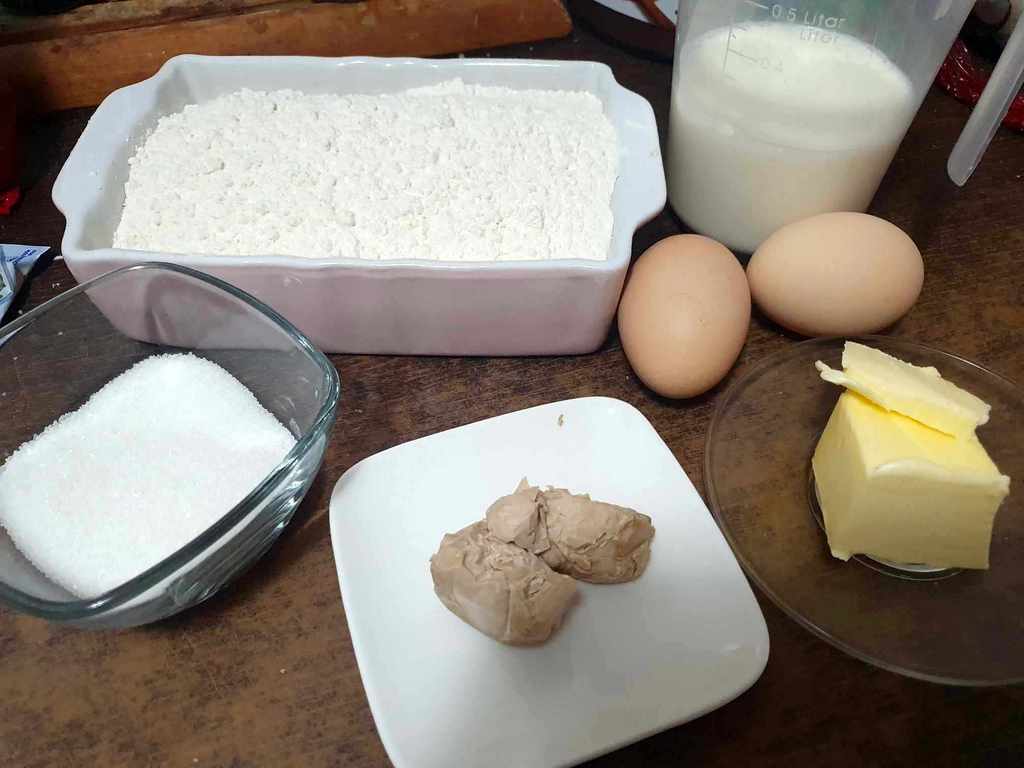 Placintele cu crema de vanilie si fructe - LauraSweets.ro