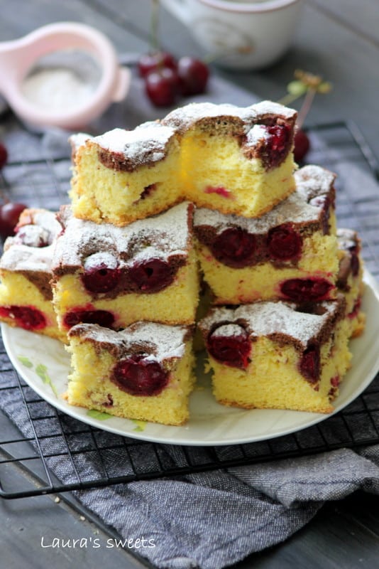 Prajitura pufoasa cu visine - LauraSweets.ro